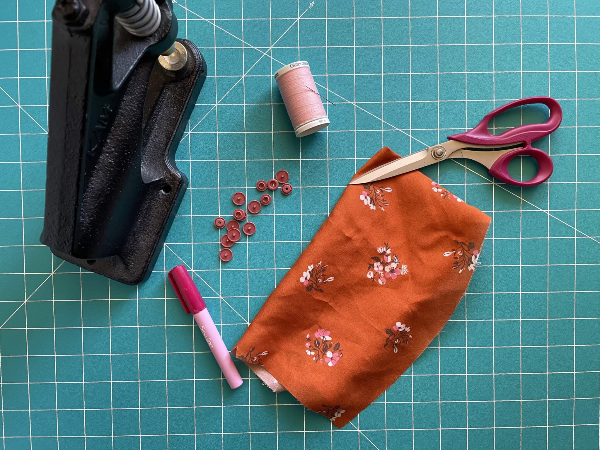 Tutorial: How to Make Fabric Covered Snaps | Vintage Little Lady