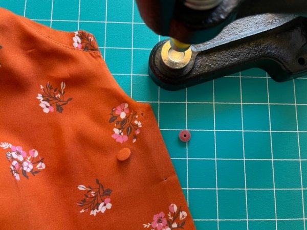 Tutorial: How to Make Fabric Covered Snaps | Vintage Little Lady